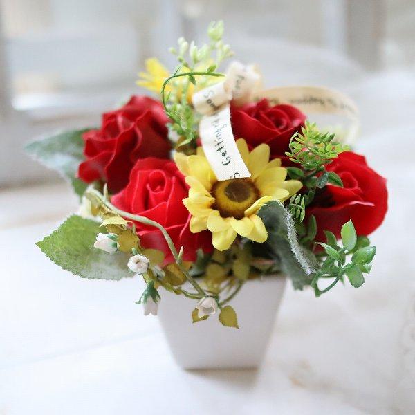 シャボンフラワー（ソープフラワー）は石鹸素材でつくられたやさしい香りがするお花ですお手入れいらずで、生花のように枯れることがないので美しい状態を長く保つことができます贈り物に大変人気です生花はアレルギーの方へのご配慮も必要ですがソープフラワ...