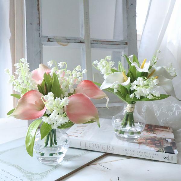 カラーと鈴蘭の芳香さまで伝わってきそうなリアルなマジカルウォーターです。爽やかなホワイト系にたっぷりのグリーンも合わせ、瑞々しさを感じます。飽きの来ない色合いはどこに置いても馴染みやすいので、玄関やリビング、キッチンは勿論のこと、店舗ディス...