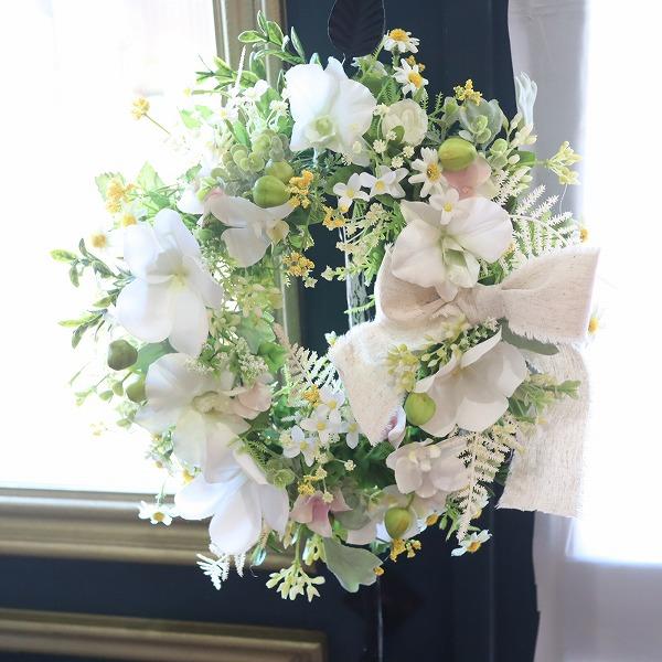 これからの季節にも涼し気で馴染みやすいお色なので場所を選ばず飾って頂けます。玄関ドアから室内のインテリア、ショップのディスプレイにも最適です。上質なアーティフィシャルフラワーを使用しておりますので、質感も見た目もとてもリアルで綺麗です。使用...