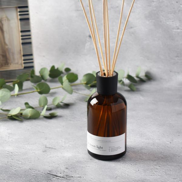 【商品詳細】商品名：L.A.B リードディフューザー種類：The moon light（ムーンライト）内容：オイル240mL+リードスティック8本 +木製カバーキャップ1ヶパッケージサイズ：W95×D85×H320mm芳香期間：約4ヶ月〜6...