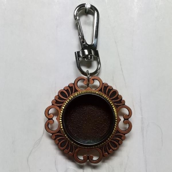 日本の伝統的な建具であるふすまの引手(ふすまを開ける際に手をかける金具の部分)をキーホルダーにしました。手のひらサイズで、かばんや鍵につけるなど、お好きな使い方で和の心を持ち歩いてみませんか。こちらの商品は、本物の襖の引手を使用しています。...