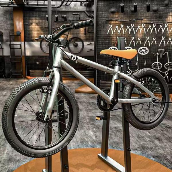 【高品質素材】：高性能な超高炭素鋼が特徴のクロスバイクです。軽量かつ剛性が高く、加速力やスピードに優れています。ショック吸収性に優れたフレームにより長時間のライドでも疲れにくく快適です。【サイズガイド】16インチの子供用マウンテンバイクスー...