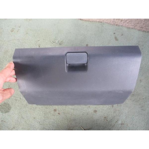 **** 商品説明を必ずご確認ください ****部品管理番号：597381000070210メーカー純正品番：73410-75H01-P4Z部品名：グローブBOX部品区分：リサイクル品管理品番：597389車名：ラパン車両タイプ名：5ドアハ...