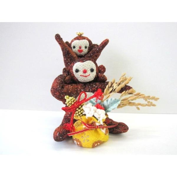 ちりめん生地のラメ入り柄物を使って作る 当店オリジナル手芸キットです。かたぐるまの親子に 家族円満に過ごせるよう願いが込められていますひょうたん、稲穂飾り、白い花は完成品が入っています。ちりめん生地の福袋の柄は、さる柄です。製作時間　約12...
