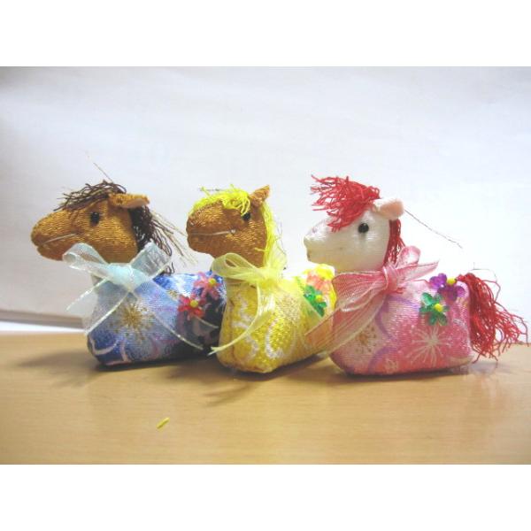 ちりめん生地を使って作る　当店、オリジナル手芸キットです。開運・金運・平和を願う　仔馬の三銃士です。サイズ　1体　高さ　約 6 cm　　幅　約 3 cm　　横　約 8 cm　　[当日発送についてのご注意事項]クレジット決済、代金引換の場合、...