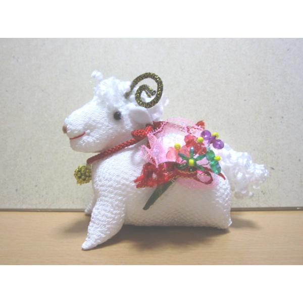 ちりめん生地を使って作る　当店、オリジナル手芸キットです。干支手芸　　「華ひつじ」干支の未（ひつじ）は、金運上昇、厄除け、豊かさの象徴、と言われています。サイズ　高さ　約 8.5cm　　横幅　約 5cm　　長さ　約 10m　　[当日発送につ...