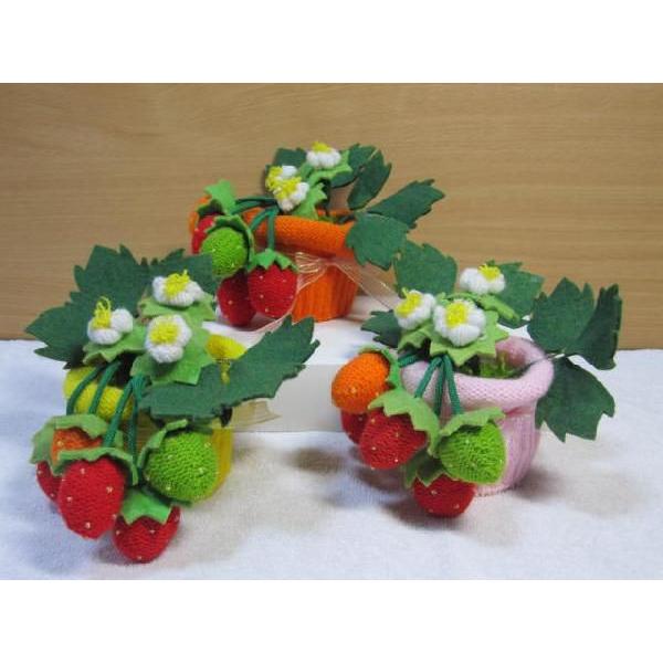 カラー軍手を使って、苺、花、鉢を作ります。苺、花は、軍手の指を使い、ビーズを糸でつけます。鉢の中は、紙コップとスチボールが入っています。オレンジ、ピンク、黄から、好みの色をお選びください。高さ　約11センチ　　　横　約16センチ　　　　　 ...