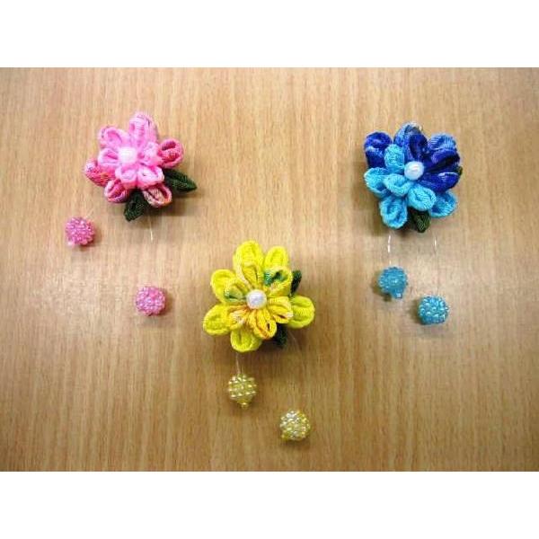 1個のサイズ　縦　約 6cm　　　横　約3.5cmちりめん生地を使っています。3色の花が１個づつ出来るセットです。ピンク、ブルー、黄系の3色セットです。ちりめん生地の柄、カラー、付属品など変更になる場合がございます。この商品は、お届けが郵便...