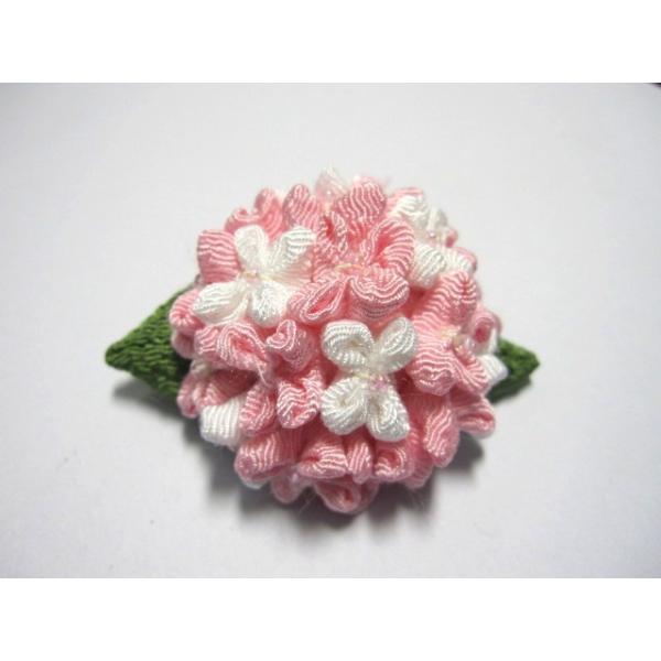 1個のサイズ　縦　約 ４ cm　　横　約 ５．５ cm ちりめん生地を使っています。３ cm角のちりめん生地を折りながら糸を通していきます。こて（又は、アイロン）を使って折り山を付けておくと　作業がスムーズに進みます。生地を折りたたみながら...