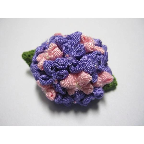 1個のサイズ　縦　約 ４ cm　　横　約 ５．５ cm ちりめん生地を使っています。３ cm角のちりめん生地を折りながら糸を通していきます。こて（又は、アイロン）を使って折り山を付けておくと　作業がスムーズに進みます。生地を折りたたみながら...