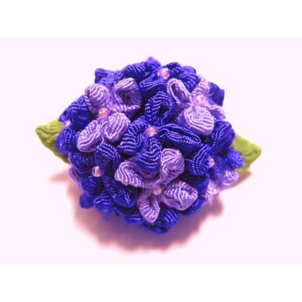 1個のサイズ　縦　約 ４ cm　　横　約 ５．５ cm ちりめん生地を使っています。３ cm角のちりめん生地を折りながら糸を通していきます。こて（又は、アイロン）を使って折り山を付けておくと　作業がスムーズに進みます。生地を折りたたみながら...