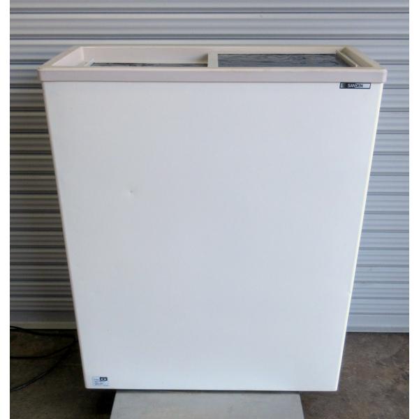 商品名：冷凍ストッカーメーカー：サンデン型番：PF-070XF年式：2018年電源：単相100V(50/60Hz)重量：32kg能力：-20℃以下有効内容積：65L(1.1kg詰め氷約30袋 冷凍食品約35kg)外形寸法：W696×D327...