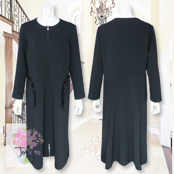 【「コートワンピース」】ポケット部分のフリル、パールプラーが特徴的な、コートワンピースです。バックのボトムはフレアを多めに入れてあります。【スタイル】フロントはダブルジップ。ポケットあり。【素材】クッションが効いたボンディング素材です。伸縮...