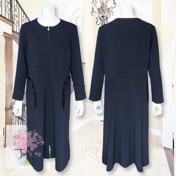 【「コートワンピース」】ポケット部分のフリル、パールプラーが特徴的な、コートワンピースです。バックのボトムはフレアを多めに入れてあります。【スタイル】フロントはダブルジップ。ポケットあり。【素材】クッションが効いたボンディング素材です。伸縮...