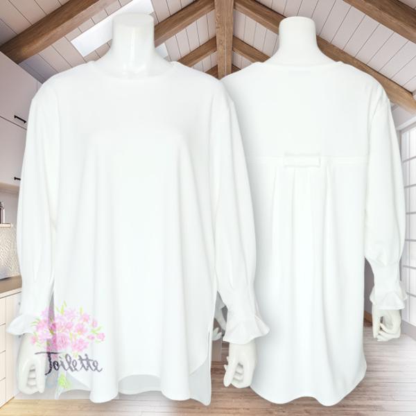 【「チュニックブラウス」】袖のタックフリルは花びらのように綺麗で、バックのミニリボン、タックが特徴的なチュニックブラウスです。【スタイル】被りタイプ、ポケットあり。後ろが長いシルエットです。【素材】ソフトな肌触りで、ストレッチが効いた生地で...