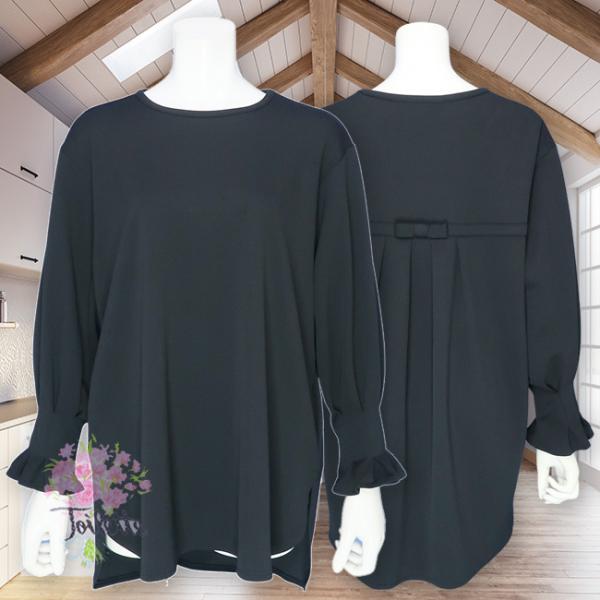 【「チュニックブラウス」】袖のタックフリルは花びらのように綺麗で、バックのミニリボン、タックが特徴的なチュニックブラウスです。【スタイル】被りタイプ、ポケットあり。後ろが長いシルエットです。【素材】ソフトな肌触りで、ストレッチが効いた生地で...