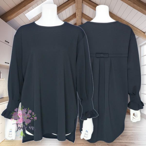 【「チュニックブラウス」】袖のタックフリルは花びらのように綺麗で、バックのミニリボン、タックが特徴的なチュニックブラウスです。【スタイル】被りタイプ、ポケットあり。後ろが長いシルエットです。【素材】ソフトな肌触りで、ストレッチが効いた生地で...