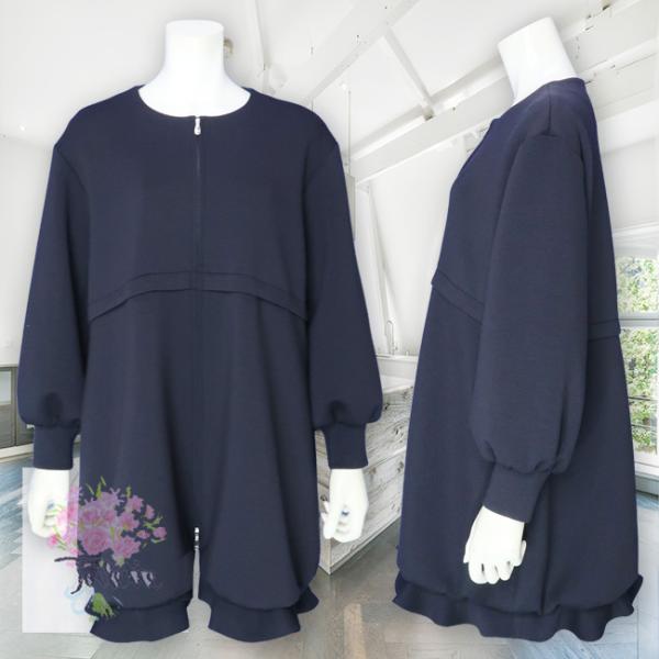 【「チュニックコート」】ウエスト部分の横タック、裾のフレア、幅広の袖が可愛いシルエットのチュニックコートです。【スタイル】フロントはダブルジップ、ポケットあり。ウエストから下の部分は裏地付きです。【素材】厚手で、柔らかいダンボール素材を使用...