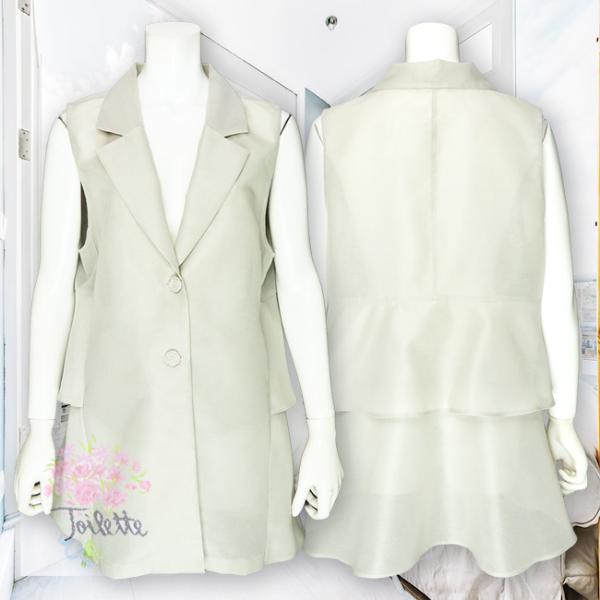 【「ジレ」】サイドからバックにかけての2段フレアが可愛い、シアージレです。シアージレ：透け感のある素材で作られた袖なしベスト。【スタイル】前ボタン全開、サイドポケット有り。【素材】薄くてハリがあり、透け感のあるオーガンジー生地です。伸びない...