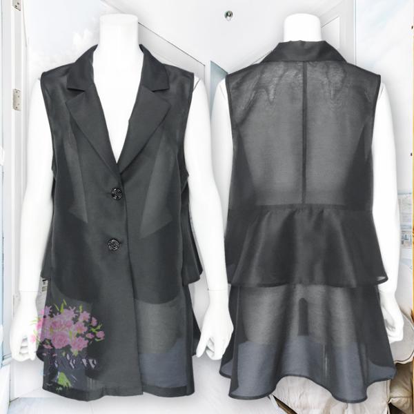 【「ジレ」】サイドからバックにかけての2段フレアが可愛い、シアージレです。シアージレ：透け感のある素材で作られた袖なしベスト。【スタイル】前ボタン全開、サイドポケット有り。【素材】薄くてハリがあり、透け感のあるオーガンジー生地です。伸びない...