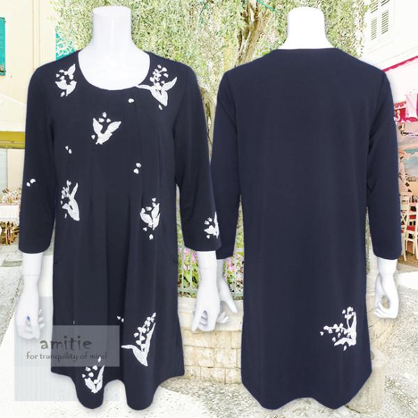 【「チュニック」】散りばめられたスズランレース飾りが可愛いチュニックです。ウエスト部分にタックをとってボトムにかけて柔らかなドレープシルエットを作っています。【スタイル】被りタイプ、ポケットあり。【素材】ソフトな肌触りの生地で、伸縮性は小。...