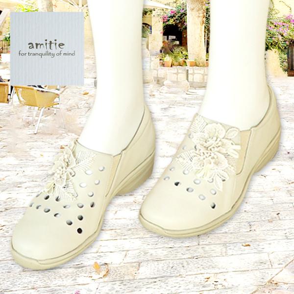 【「シューズ」】表情豊かなお花のモチーフ、円型にカットアウトされたパンチングモチーフが特徴的なシューズです。