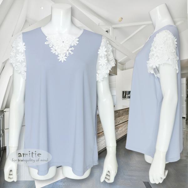 【「プルオーバー」】表情豊かな小花飾りが特徴的なプルオーバーです。【素材】薄手で、サラッとした肌触りのストレッチ素材です。【アミティエサイズ展開】2(11号)、3(13号)