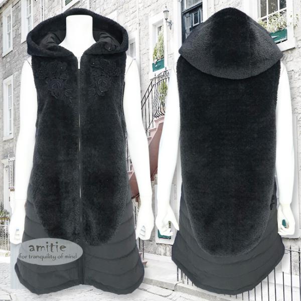 【「ベスト」】繊細なレース花飾りが綺麗な、ボア＆キルトのフード付きロングベストです。【スタイル】フロントジッパー全開、ポケットあり。【素材】厚手で、ソフトな肌触りのボア地とキルトのコンビデザインです。伸びない素材です。【アミティエサイズ展開...