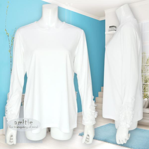 【「インナー」】袖口の小花飾りが可愛い、クルーネックインナーです。【素材】薄手で、伸縮性が大きい生地です。【アミティエサイズ展開】2(11号)、3(13号) ◆関連商品【ジャケットイン】AM234961