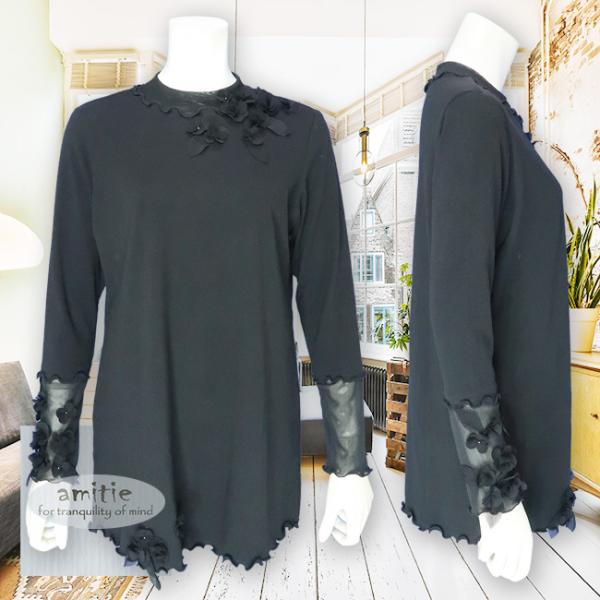 【「プルオーバー」】立体的なお花のモチーフ、クルクルッとカールしたメローモチーフが可愛いプルオーバーです。右袖だけ花が付いています。【素材】ソフトで、伸縮性のある素材です。部分的にネット素材を使っています。【アミティエサイズ展開】2(11号...