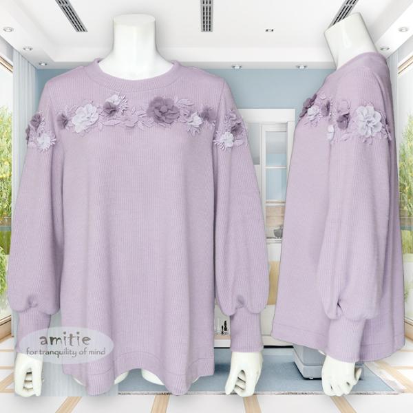 【「プルオーバー」】表情豊かなお花のモチーフが印象的なプルオーバーです。【素材】ソフトな肌触りで、伸縮性のあるジャッカルリブを使用。【アミティエサイズ展開】2(11号)、3(13号)