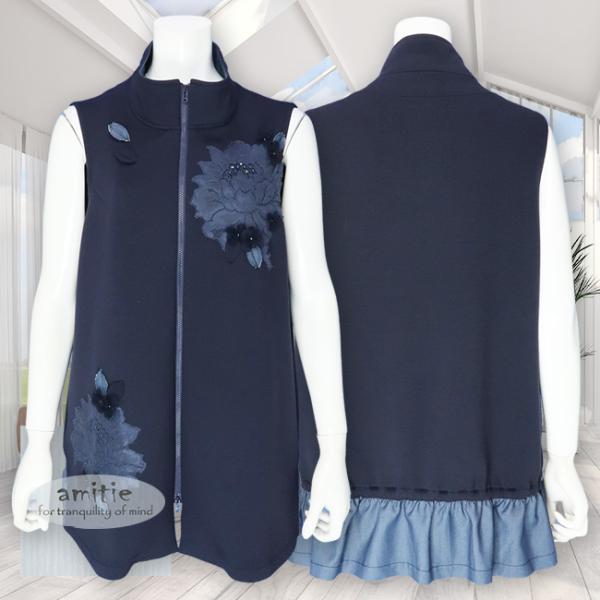 【「ベスト」】ビジューをアクセントに使った、繊細なバラレール、立体的な小花飾りが綺麗なロングベストです。バックのフレアツイルがアクセントになっています。【スタイル】フロントはダブルジップ、ポケットあり。【素材】クッション性、伸縮性のある素材...