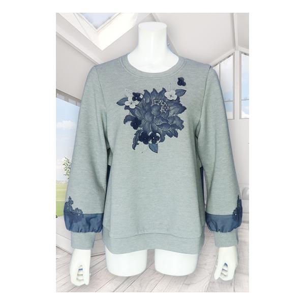 【「プルオーバー」】ビジューをアクセントに使った、繊細なバラレール、立体的な小花飾りが綺麗なプルオーバーです。ストレッチポンチとツイルのコンビモチーフです。【スタイル】被りタイプ、ポケットなし。【素材】クッション性、伸縮性のある素材と、伸び...