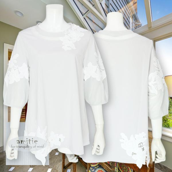 【「プルオーバー」】レース花飾りが綺麗なプルオーバーです。ネックライン、袖に透け感のある素材を使ってアクセントを付けています。【素材】薄手で、サラッとした肌触りの生地です。UVカット、遮熱機能付き。【アミティエサイズ展開】2(11号)、3(...