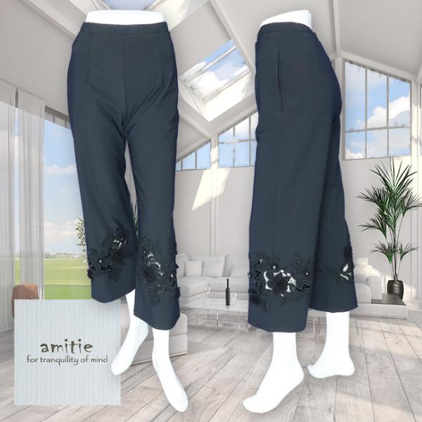 【「ワイドパンツ」】両裾のはめ込みレース花が印象的な、ワイドハーフパンツです。【スタイル】ウエストゴム入り、サイドポケット有り。【素材】サラッとした肌触りで、ストレッチが効いた生地です。【アミティエサイズ展開】2(11号)、3(13号) 、...