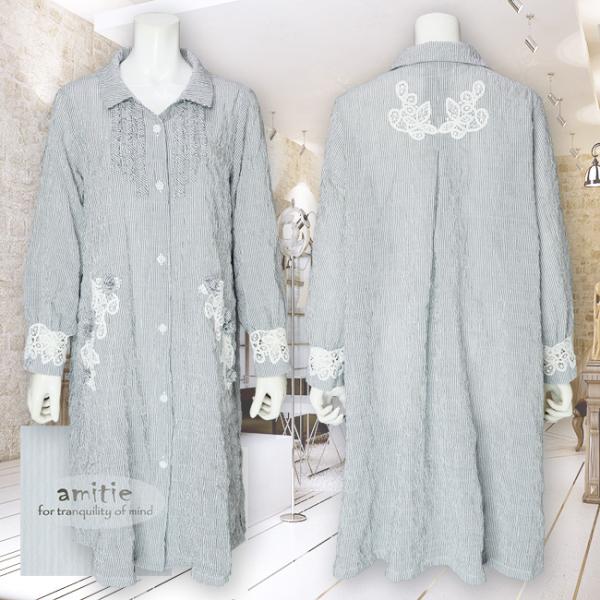 【「シャツワンピース」】トップのフリルライン、レースオーナメント、お花のモチーフが特徴的な、シャツワンピースです。【スタイル】前ボタン全開、ポケットあり。【素材】表面に凹凸のある、サッカー生地です。伸びない作りです。【アミティエサイズ展開】...