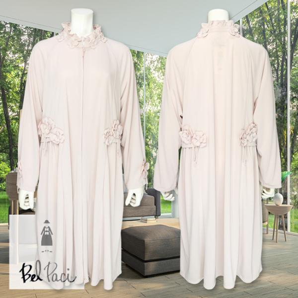 【「ロングカーディガン」】立体的なお花のモチーフ、サイドのギャザーが特徴的な、ハイネックロングカーディガンです。【スタイル】フロントはダブルジップ、ポケットあり。【素材】薄手で、サラッとした肌触りのストレッチ素材です。【ベルパーチサイズ展開...