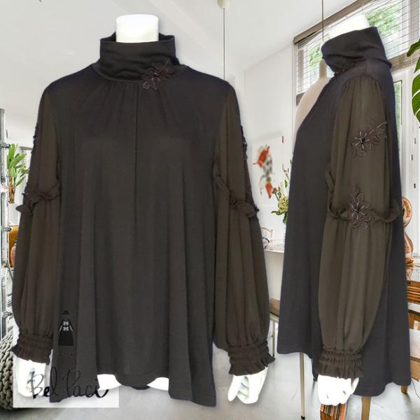 【「チュニック」】お花のモチーフ、軽やかなシフォン袖が特徴的な、ハイネックチュニックです。【素材】ソフトな肌触りで、伸縮性のある素材です。【ベルパーチサイズ展開】1(9号)、2(11号)、3(13号)