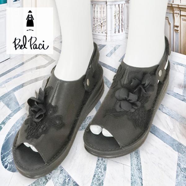 【「サンダル」】立体的なお花のモチーフ、レースオーナメントが印象的な、前開きサンダルです。踵ベルトはマジックテープで調整出来ます。◆関連商品【サンダル】BP80663