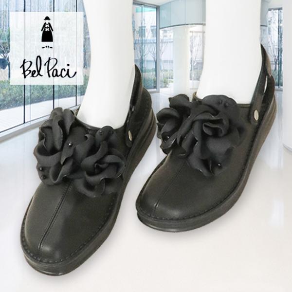 【「サンダル」】ビジューをアクセントに使ったお花のモチーフが印象的なサンダルです。踵ベルトはマジックテープで調整出来ます。