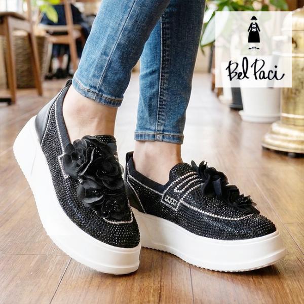 【「シューズ」】立体的なお花のモチーフが印象的な、厚底シューズです。キラキラデコレーションストーンが貼り付けられています。