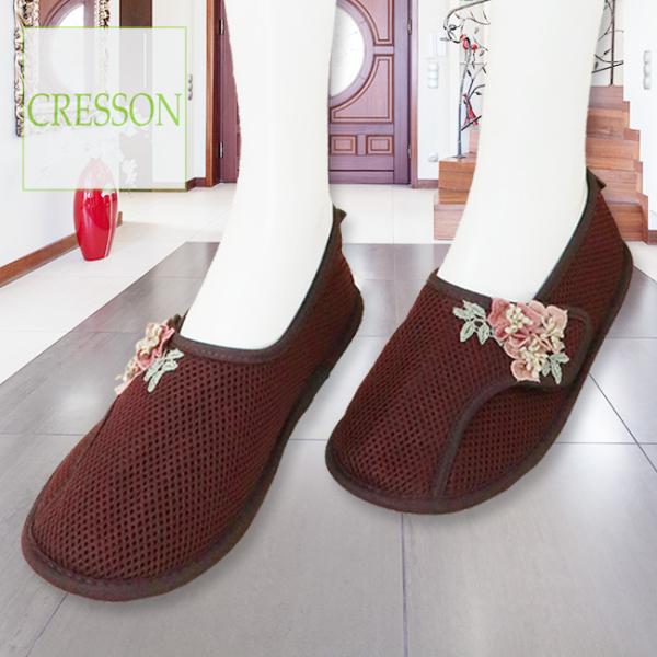 【「スリッパ」】小花飾りが可愛いメッシュスリッパです。面ファスナーで留めるデザインです。公共施設や、病院など屋内移動が多い方にお薦めです。【素材】通気性の高いメッシュ地です。抗菌、防臭加工（中底）、丸洗いOK（ネット使用）◆関連商品【ケアシ...