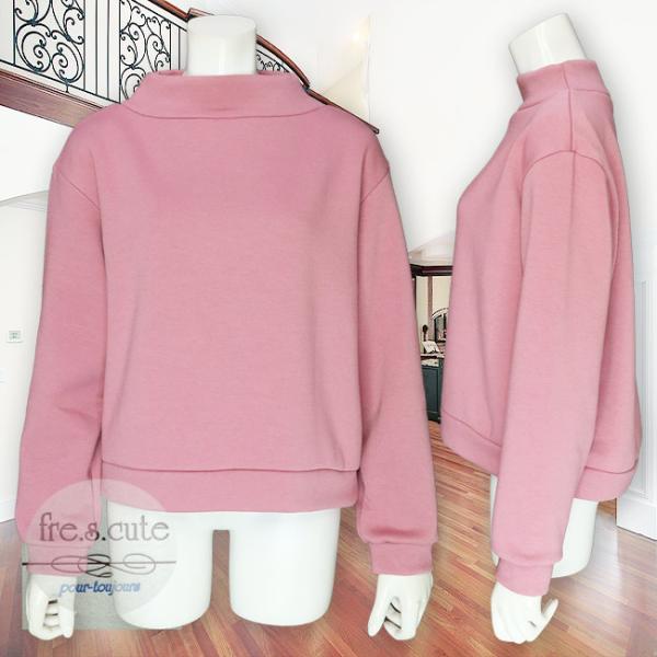 【「プルオーバー」】シンプルなシルエットの、ミニハイネックプルオーバーです。【素材】ソフトな肌触りで、ストレッチが効いた生地です。裏は起毛仕上げです。