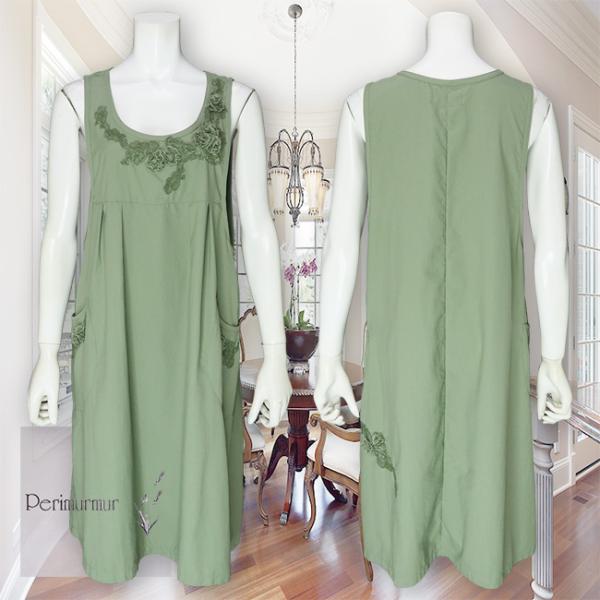 【「エプロン」】レース花、レースオーナメントがアクセントになった、オーバーエプロンです。【素材】撥水性にすぐれ、シワになりにくい生地です。伸びない素材です。◆関連商品【エプロン】KW4312B2