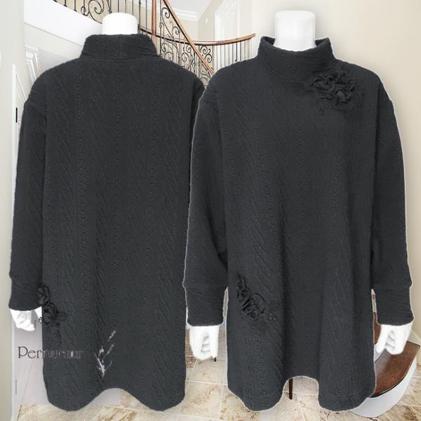 【「チュニック」】立体的なお花のモチーフがアクセントになった、ハイネックチュニックです。立体的なケーブルニット柄が特徴的です。【スタイル】被りタイプ、ポケットなし。【素材】保温性、軽量性が特徴的なエアリーキルト地です。【サイズ】サイズ展開は...