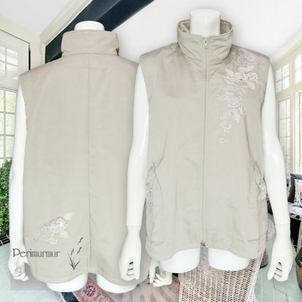 【「ベスト」】立体的なお花のモチーフ、繊細なレース飾りが綺麗なベストです。【スタイル】フロントジッパー全開、ポケットあり。【素材】軽くて、丈夫なマイクログログラン地を使用。裏は暖かいフリースです。