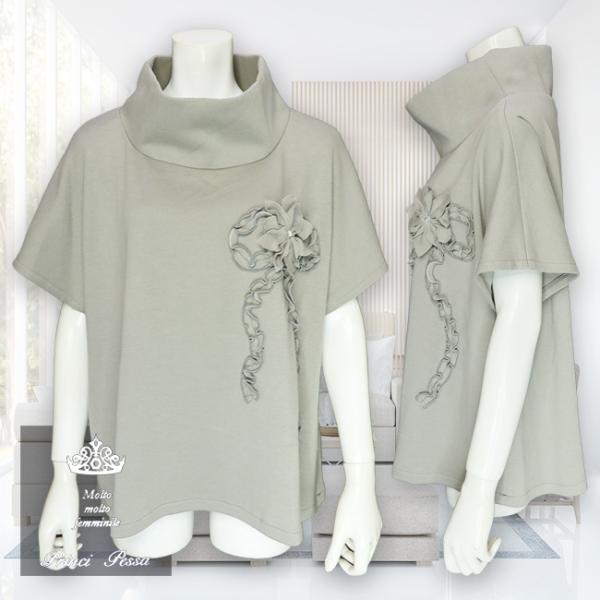 【「ベスト」】ボリュームのあるハイネックが印象的な、ゆったりシルエットのベストです。フリルラインのリボン、お花のモチーフがアクセントになっています。【素材】ソフトな肌触りで、伸縮性のある素材です。