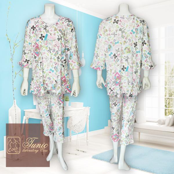 【「パジャマ」】カラフルなプリント柄が可愛いパジャマです。【スタイル】トップは被りタイプ、ポケットあり。パンツのウエストはゴム入り。【素材】薄手でソフトな肌触りのコットン地です。伸縮性のある素材です。【カテゴリー】パジャマ、部屋着ｒ