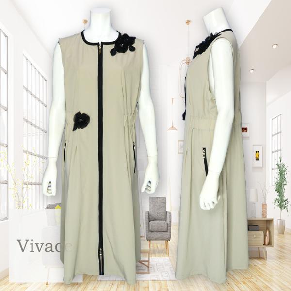 【「ジレ」】立体的なお花のモチーフがアクセントになった、ロングジレです。【スタイル】フロントはダブルジップ、ジッパー付きポケットあり。ウエストにゴムが入っています。【素材】薄手で、サラッとした肌触りの生地です。ストレッチが効いています。