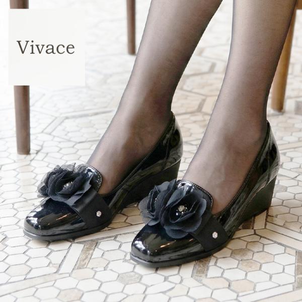 【「シューズ」】ビジューをアクセントに使ったチュールネット花飾りが印象的なエナメルシューズです。グログランリボンとワンポイントのビジューが、さりげないきらめきをプラス。